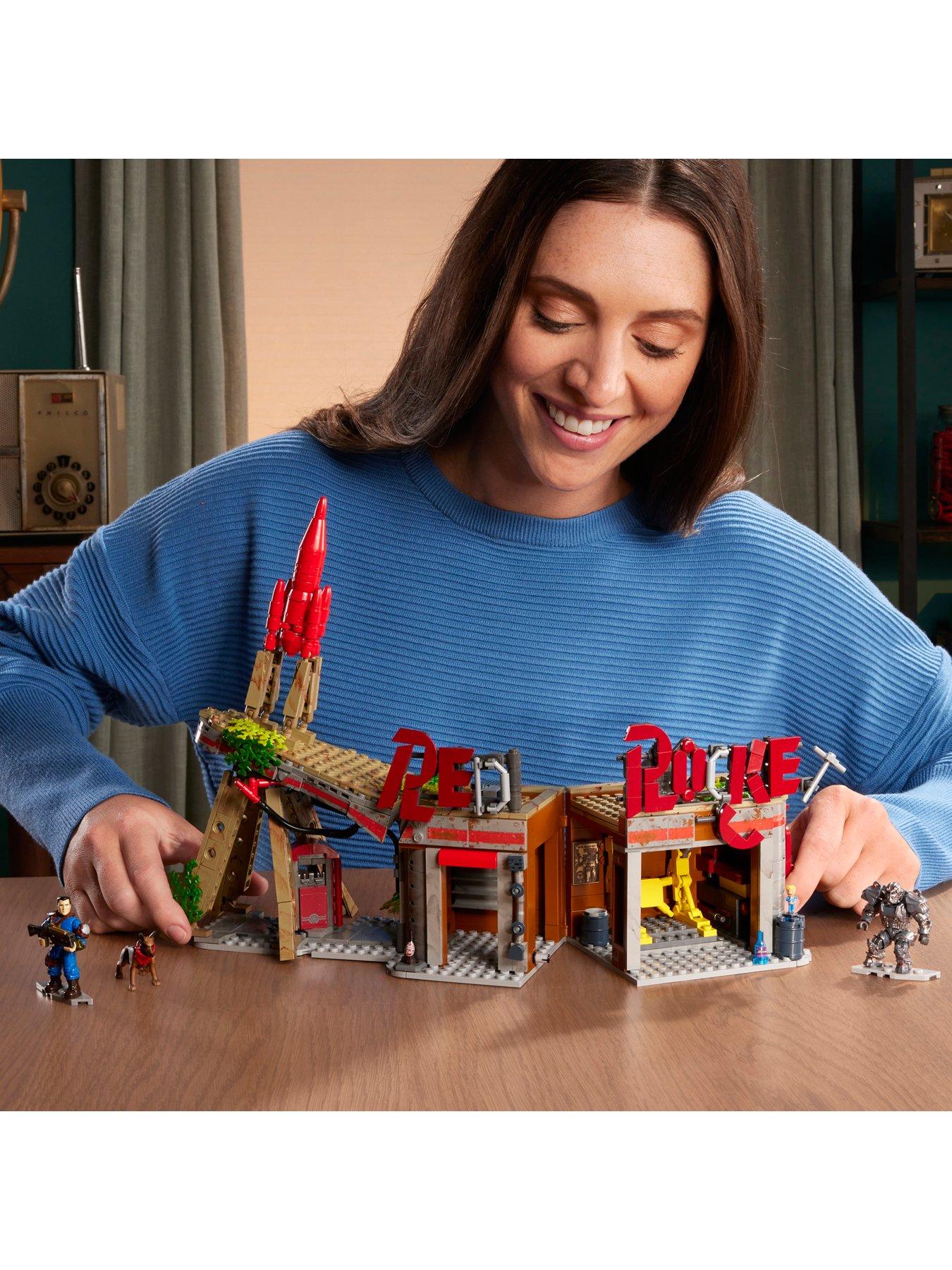 MEGA Fallout Red Rocket Building Toy Kit with 2 Action Figures (824 Pieces) for Collectors ...